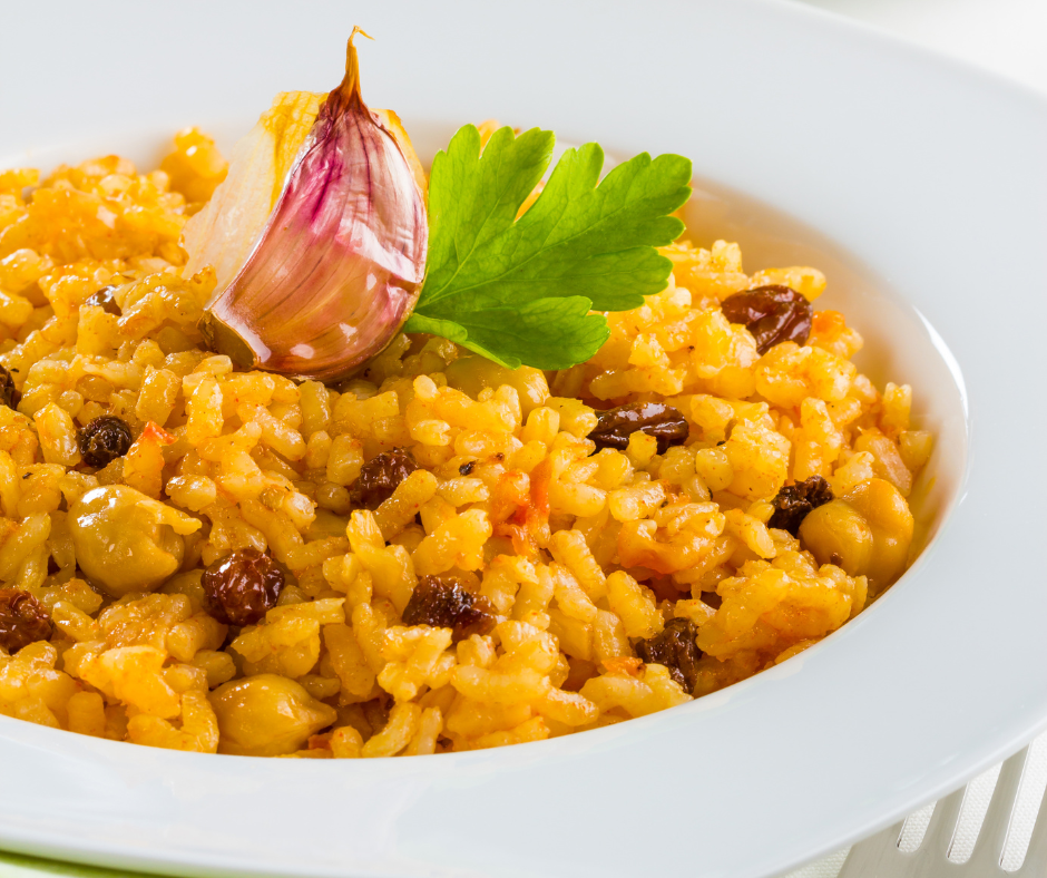 Kurkumin riž z rozinami • Recepti Over Net
