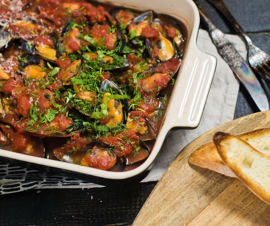 Pečene školjke v paradižnikovi omaki • Recepti Over Net