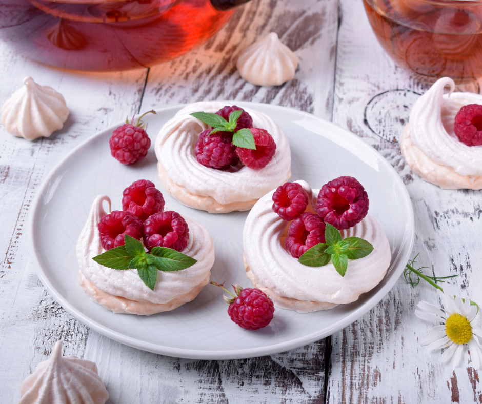 Mini pavlove tortice z malinami • Recepti Over Net